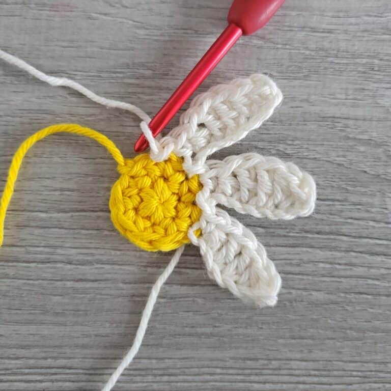 How to Crochet a Daisy Flower: Free & Easy pattern - Annie Design Crochet
